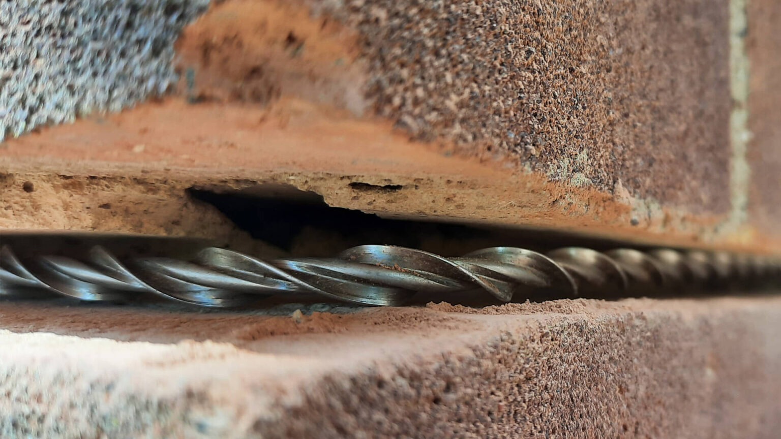 Pęknięcia w ścianach domu – kiedy są niebezpieczne i co wtedy robić?